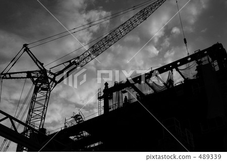 Monochrome skyscraper construction site - Stock Photo [489339] - PIXTA