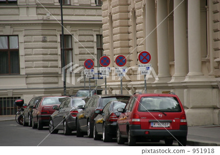 Vienna's street parking space - Stock Photo [951918] - PIXTA