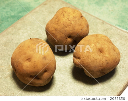 3 potatoes - Stock Photo [2082850] - PIXTA