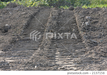 caterpillar trace, soil preparation, rut - Stock Photo [2137158] - PIXTA