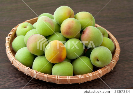unripe plum, ume, food - Stock Photo [2867284] - PIXTA