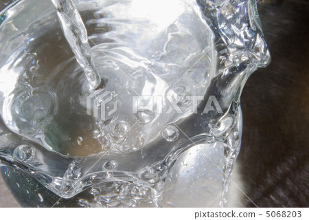 Water overflowing from the glass pot - Stock Photo [5068203] - PIXTA