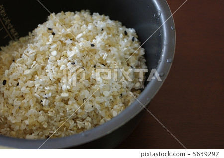 Rough rice - Stock Photo [5639297] - PIXTA