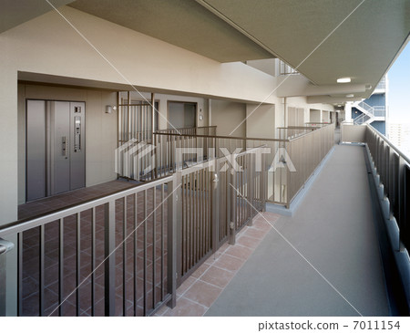 Apartment · Wide outdoor shared corridor - Stock Photo [7011154] - PIXTA