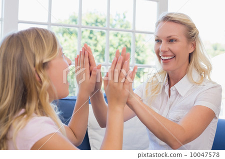 Mother playing clapping game with daughter - Stock Photo [10047578] - PIXTA