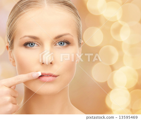 beautiful young woman pointing finger to her lips-照片素材（圖片） [13595469 ...