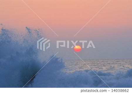 Tidal waves and sun in the Sea of Japan - Stock Photo [14038662] - PIXTA
