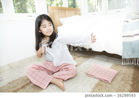 A girl changing clothes - Stock Photo [16299593] - PIXTA