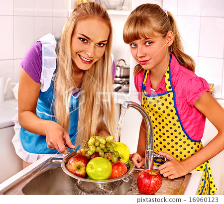 Children washing fruit at kitchen. - Stock Photo [16960123] - PIXTA
