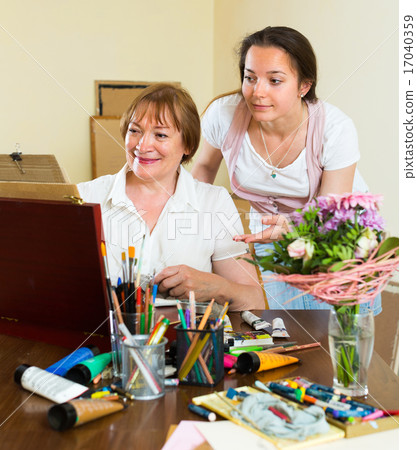 Artist draws a picture for client. - Stock Photo [17040359] - PIXTA