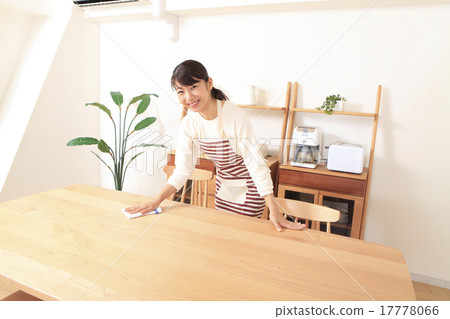 A woman wiping a table - Stock Photo [17778066] - PIXTA