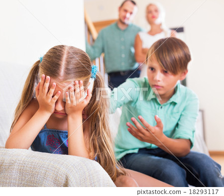 Quarrel between kids-照片素材（圖片） [18293117] - PIXTA圖庫