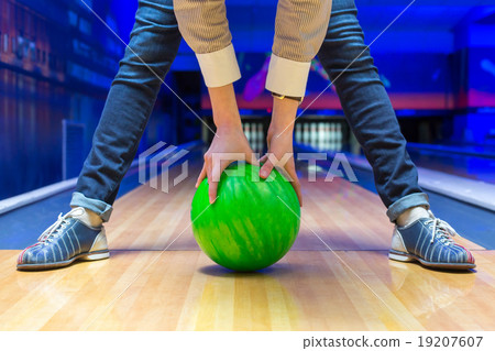 Beginner aiming to bowling pins-照片素材（圖片） [19207607] - PIXTA圖庫