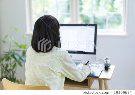 Back of a girl who operates a personal computer - Stock Photo [19309654 ...