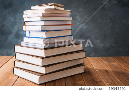 Reading A lot of books are accumulating - Stock Photo [19345591] - PIXTA