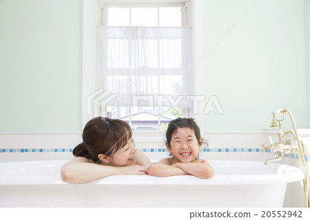 A girl and a mother taking a bath - Stock Photo [20552942] - PIXTA