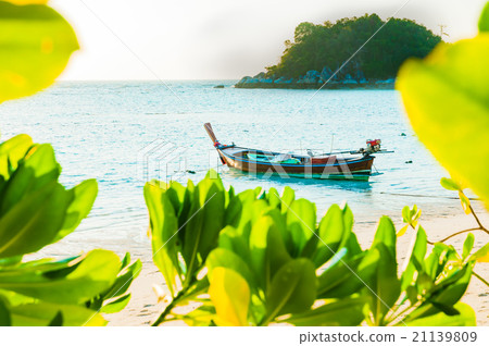 Traditional longtail boat docking - Stock Photo [21139809] - PIXTA
