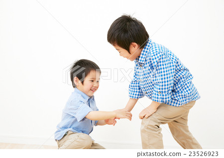 Brothers playing in the room - Stock Photo [23526923] - PIXTA
