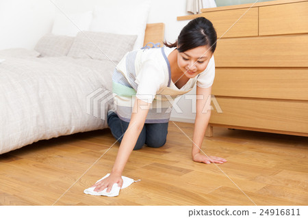 Housewife cleaning floor with cloth - Stock Photo [24916811] - PIXTA