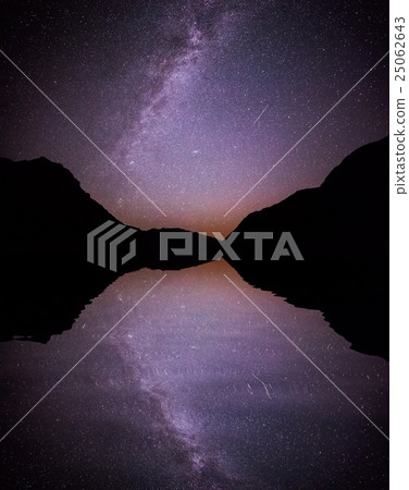 Night sky full of stars reflecting on the water - Stock Photo [25062643 ...
