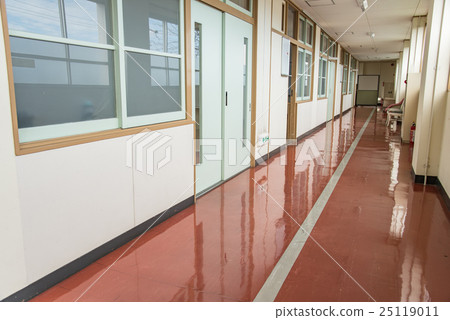 School hallway Doors of the classroom - Stock Photo [25119011] - PIXTA