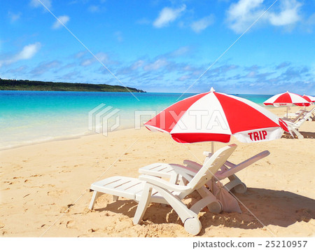 Midsummer beach and umbrella, bench - Stock Photo [25210957] - PIXTA