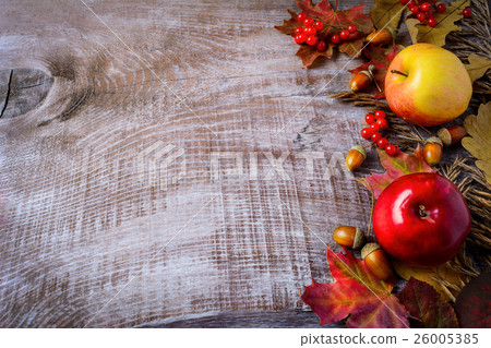 Border of apples and fall leaves on rustic wood-照片素材（圖片） [26005385 ...