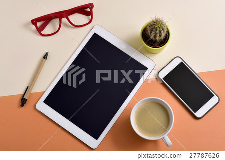 office desk full of things-照片素材（圖片） [27787626] - PIXTA圖庫