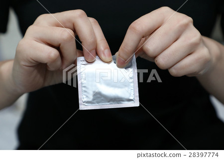 woman open condom package in her hand - Stock Photo [28397774] - PIXTA