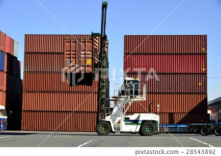 Top lifter loading containers on trailer - Stock Photo [28543892] - PIXTA