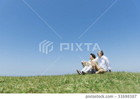 資深夫婦和狗草原和藍天-照片素材（圖片） [31698387] - PIXTA圖庫