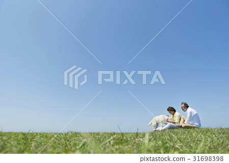 資深夫婦和狗草原和藍天-照片素材（圖片） [31698398] - PIXTA圖庫