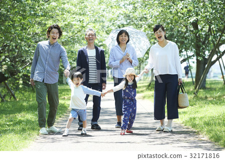 Third generation family - Stock Photo [32171816] - PIXTA