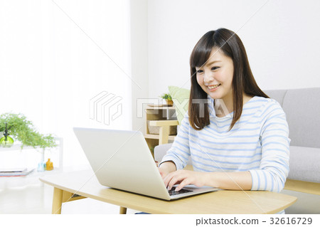 Young lady playing computer - Stock Photo [32616729] - PIXTA