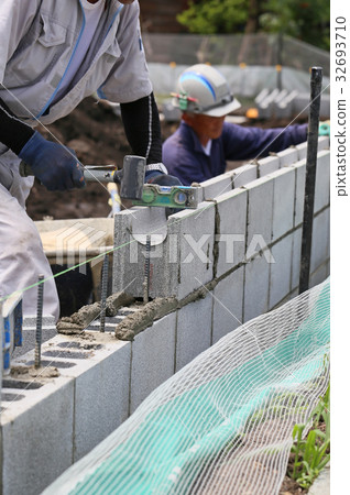 Block loading work - Stock Photo [32693710] - PIXTA