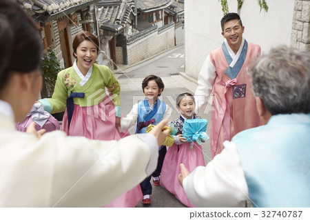 Family, Chuseok - Stock Photo [32740787] - PIXTA