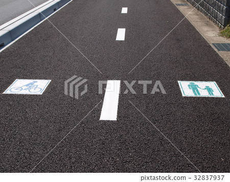 Pedestrian separation sidewalk - Stock Photo [32837937] - PIXTA