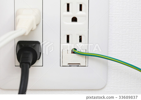 Connecting the ground wire to the outlet - Stock Photo [33689837] - PIXTA