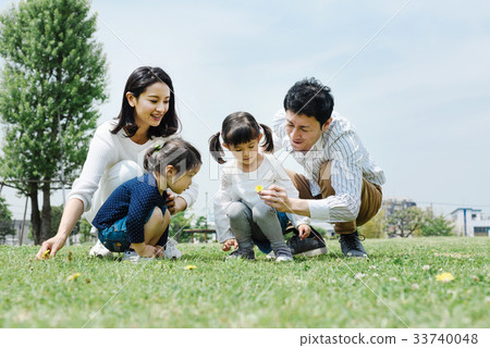 Family going out to the park - Stock Photo [33740048] - PIXTA