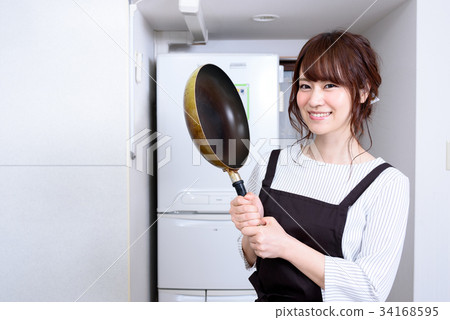 Woman with frying pan in the kitchen up - Stock Photo [34168595] - PIXTA