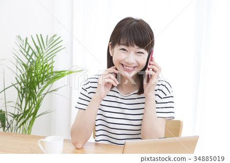 A young lady calling on a smartphone - Stock Photo [34885019] - PIXTA