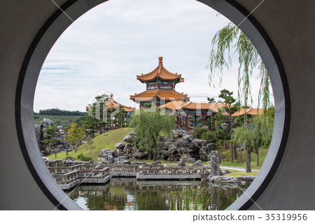 Chinese Garden with Round Windows - Stock Photo [35319956] - PIXTA