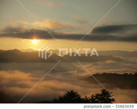 sea of clouds, sunrise, sunup - Stock Photo [35663039] - PIXTA