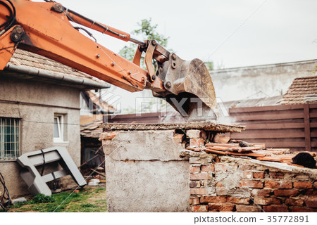 backhoe excavator scoop demolishing ruins-照片素材（圖片） [35772891] - PIXTA圖庫
