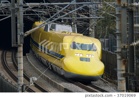 Shinkansen inspection car, Doctor Yellow - Stock Photo [37019069] - PIXTA