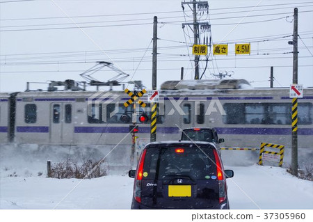 Railroad crossing snow scene - Stock Photo [37305960] - PIXTA