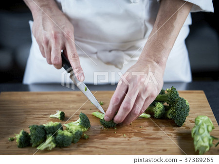 Chef's hand to cook - Stock Photo [37389265] - PIXTA