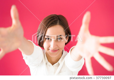 Young woman beckoning - Stock Photo [37730097] - PIXTA