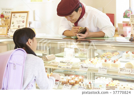 A kid who came to buy a cake - Stock Photo [37770824] - PIXTA