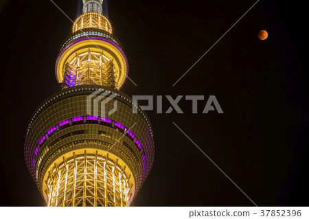 Total lunar eclipse and Tokyo Skytree - Stock Photo [37852396] - PIXTA